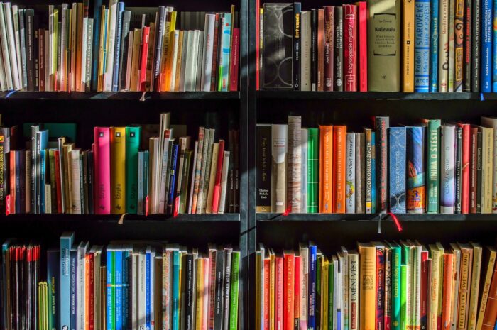 50 Stylish Ways to Arrange Your Bookshelves - Simple lists to help you ...