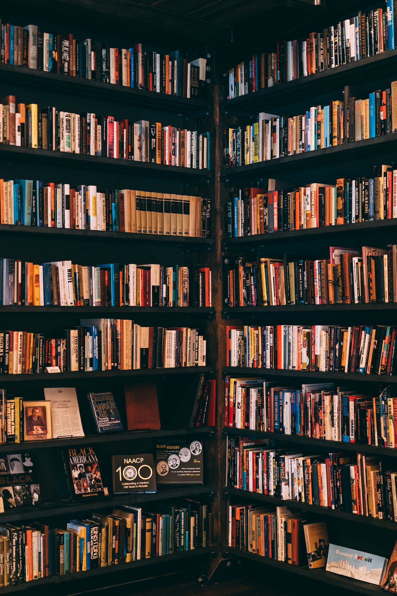 50 Stylish Ways to Arrange Your Bookshelves - Simple lists to help you ...